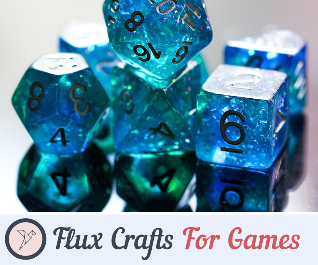 Set completo di dadi RPG da 7 pezzi Glitter in resina blu e verde ...