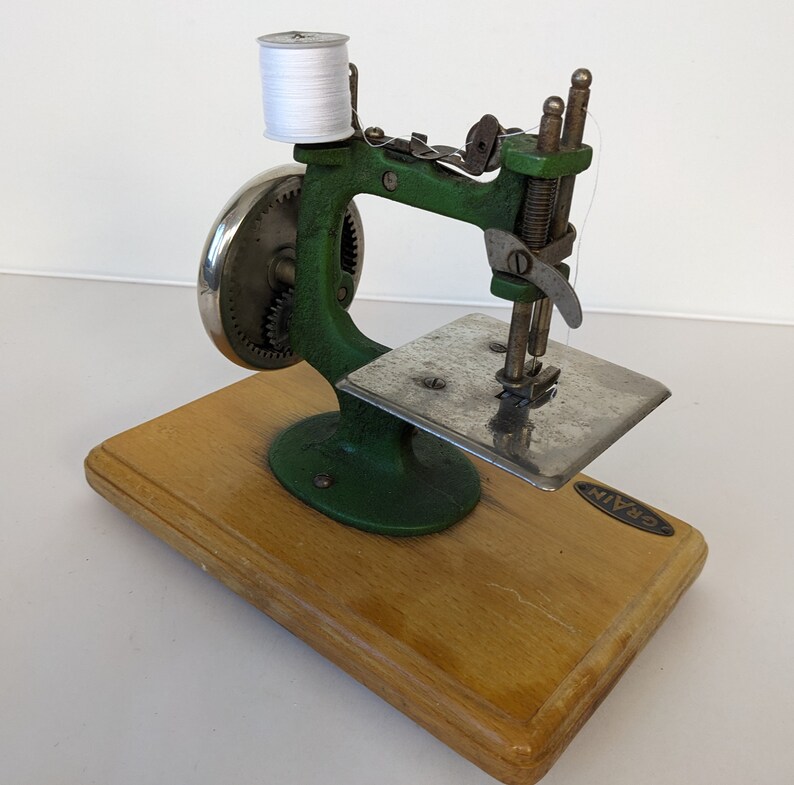 Vintage Grain Miniature Sewing Machine Toy Fully Working Sewing ...