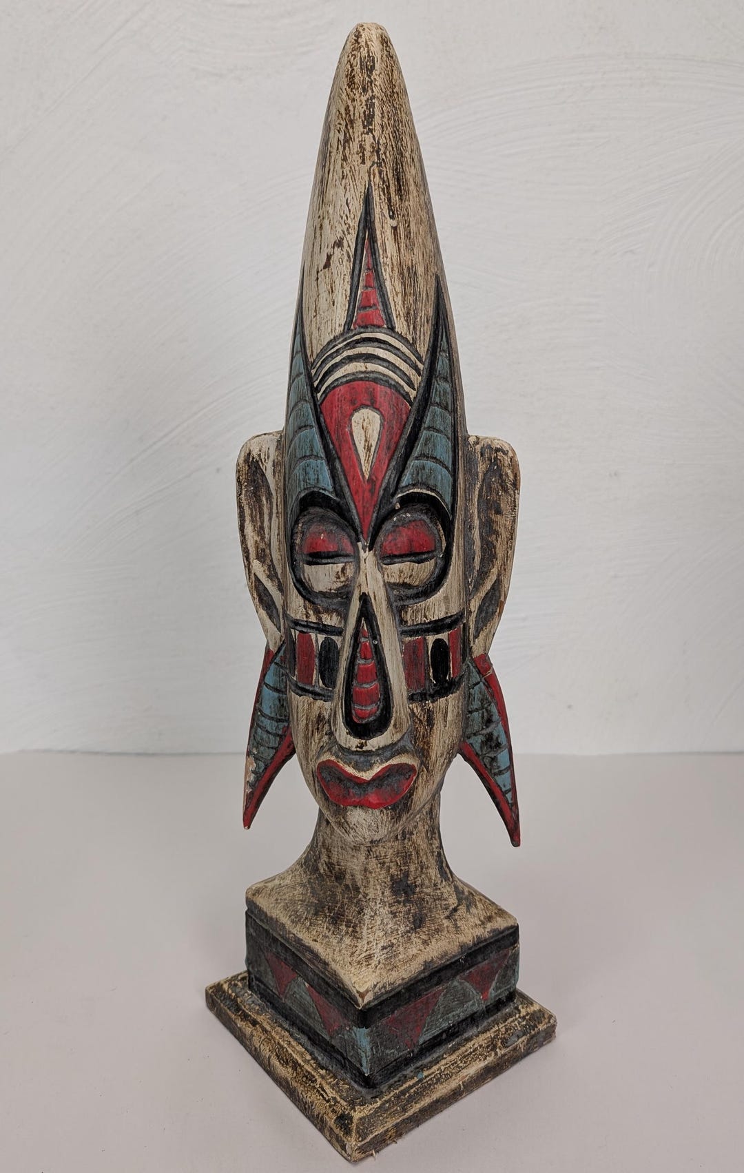 Vintage gesneden stambeeld uit Papoea-Nieuw-Guinea, handgeschilderd ...