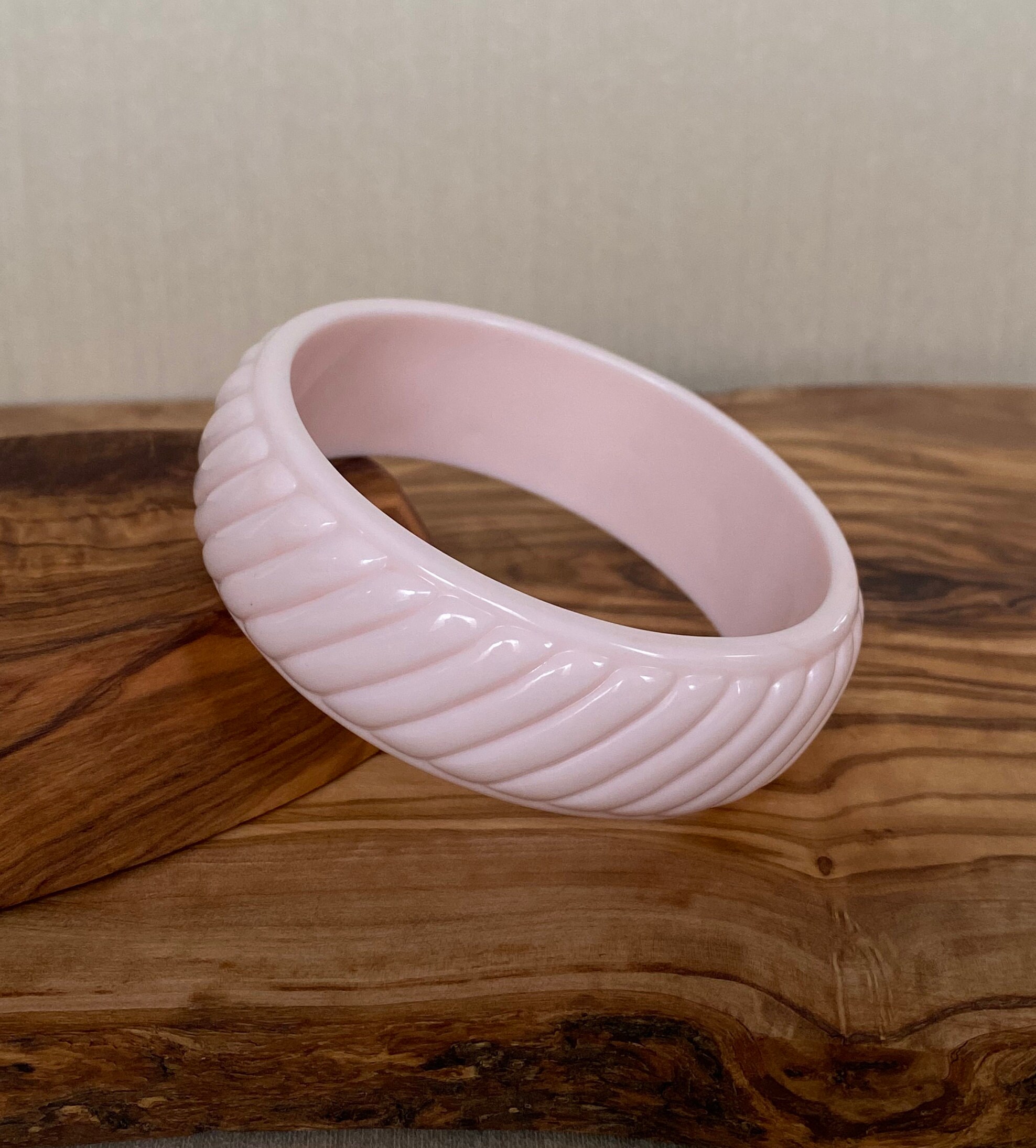 Pretty In Pink Vintage Ribbed Lucite Bangle