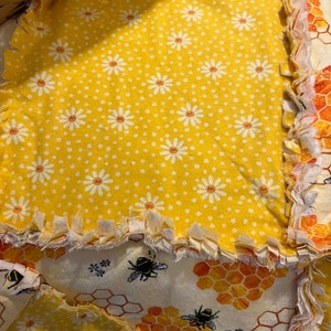 Honeycomb Bees and Daisy Rag Quilt Throw. Handmade - Etsy