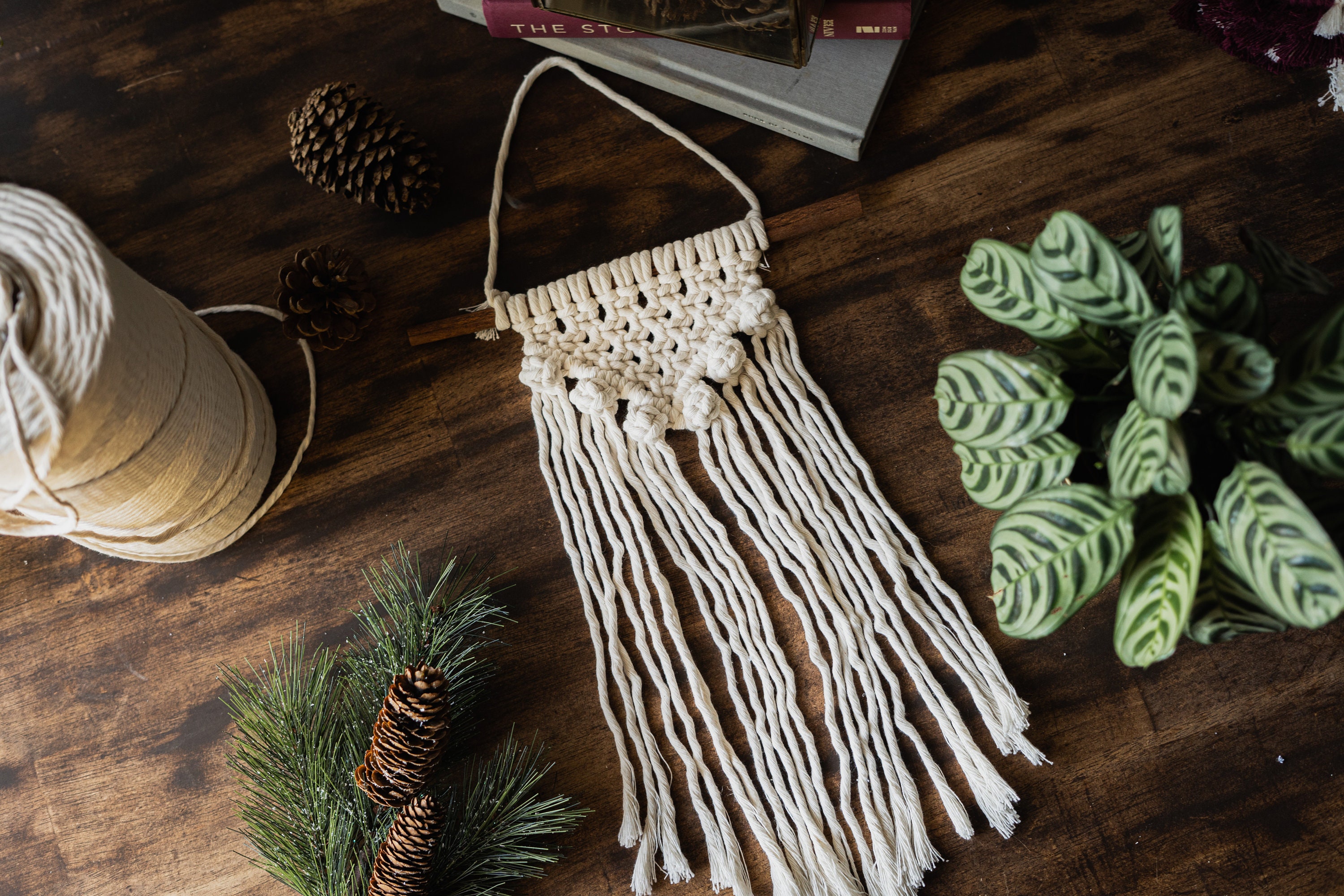 Macrame pared colgando en un palillo de canela / Boho Home Decor ...