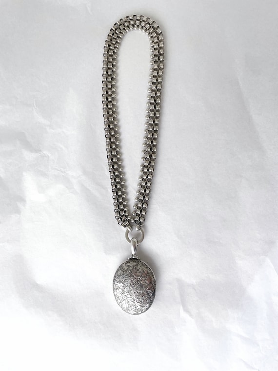 Victorian Silver Locket & Book Chain with inner fitti… - Gem