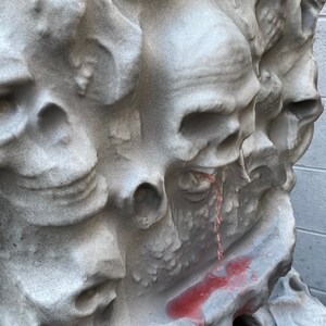 Bleeding Skulls Fountain Large Halloween Haunted House Prop Decoration ...