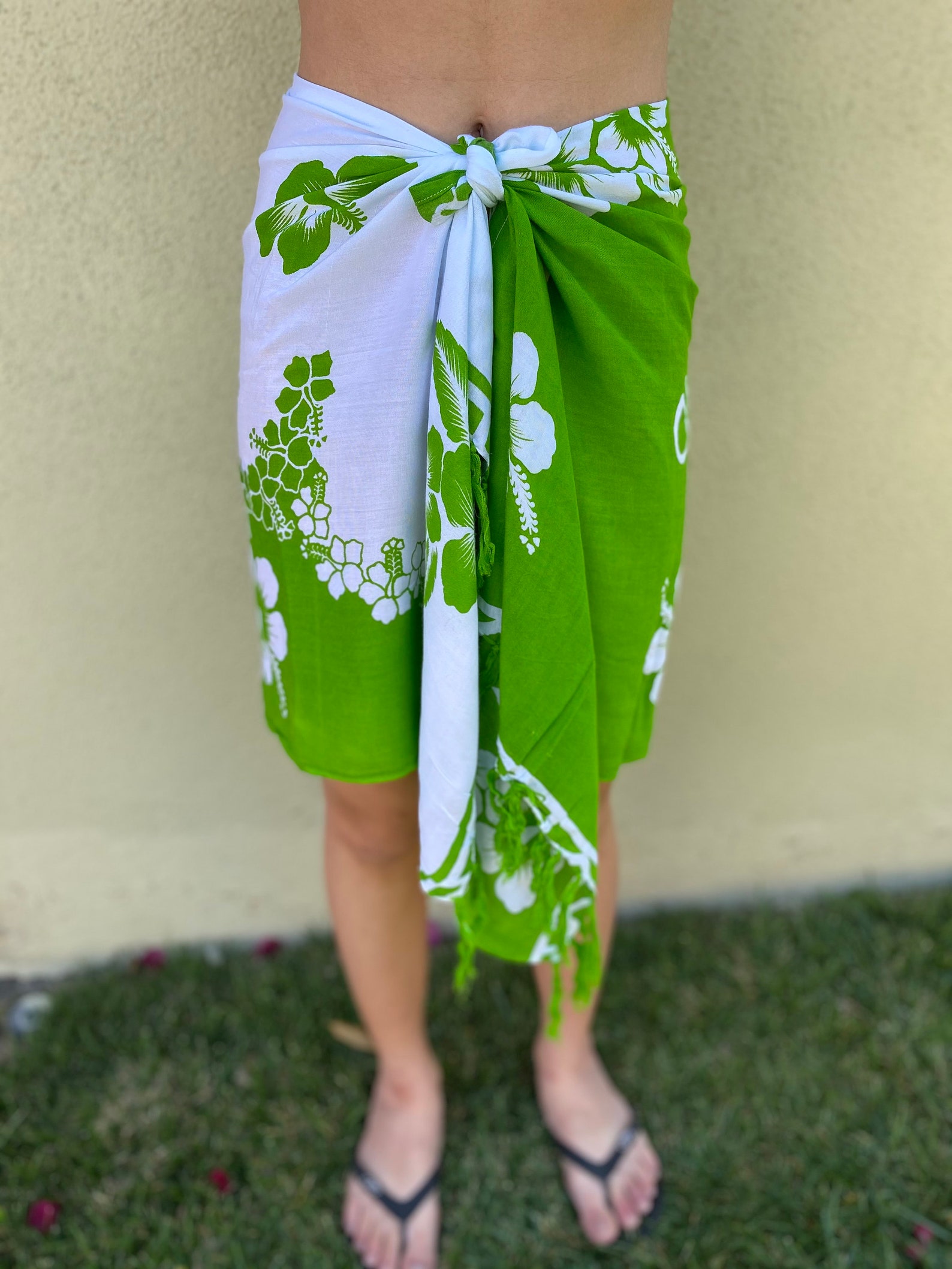 Hawaiian Hibiscus / Plumeria Pareo Wrap White Half Cut Sarong Skirt ...