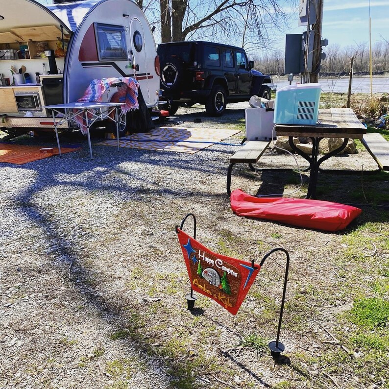 Insegna moderna di metà secolo con nome "Happy Camper" / Insegna retrò ...