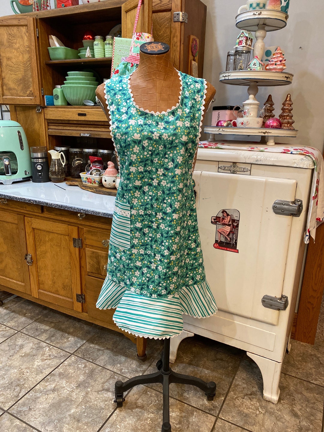 C. Women’s Lady's Apron, With Ruffle and Pocket, Vintage or Retro Style ...