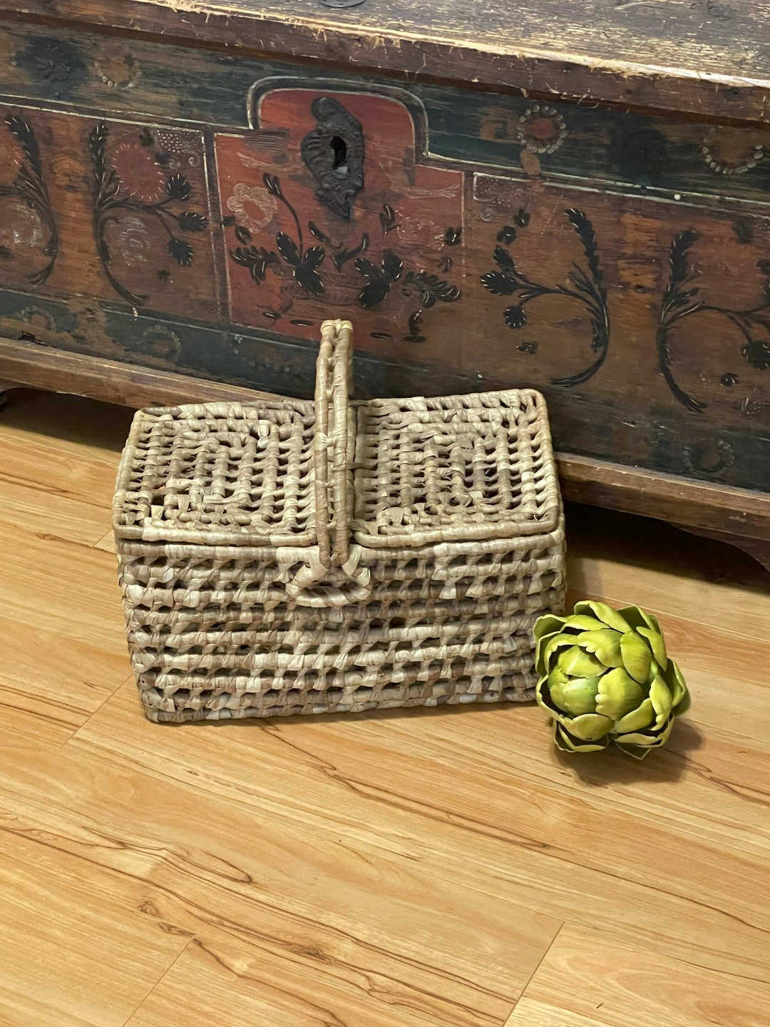 Vintage Picnic Basket Woven Rush Hamper Small Lidded Gathering Basket ...