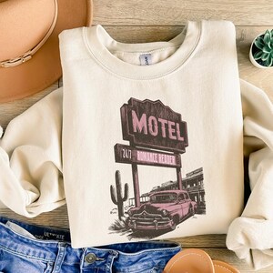Romance Reader Motel PNG, Trendy Vintage Bookish Retro Art, Graphic Tee ...