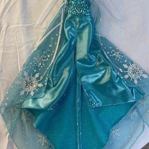 Robe Elsa Blue De Frozen Replica (robe Et Cape Uniquement) Faite Sur ...