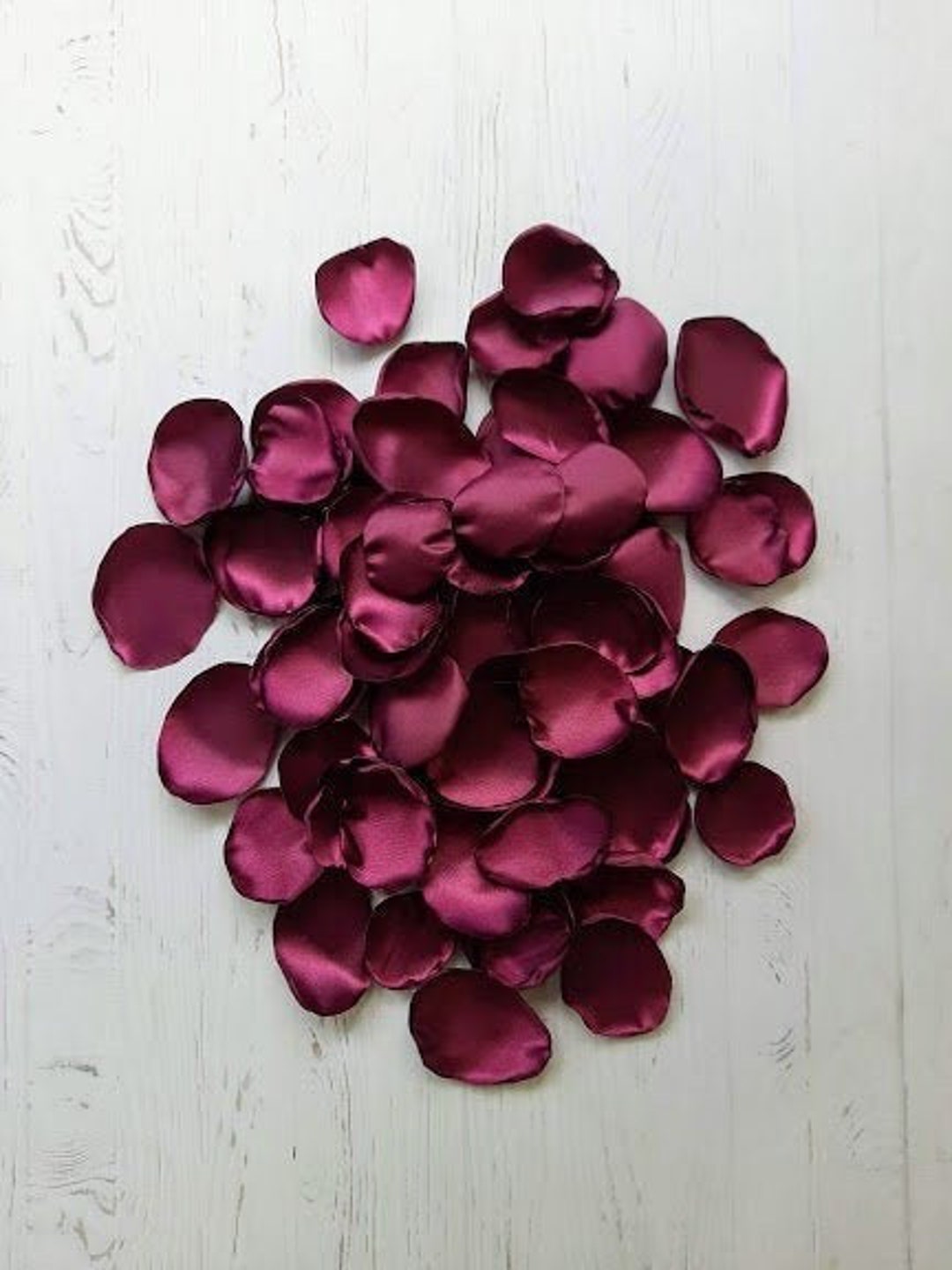 Pétales de fleurs marron Marsala. Décorations pour allée de mariage ...