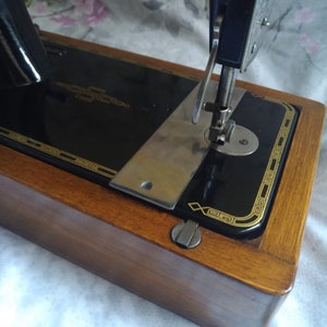 Antique Hand Crank Sewing Machine, Singer Model No. 28K in a Nice Case ...