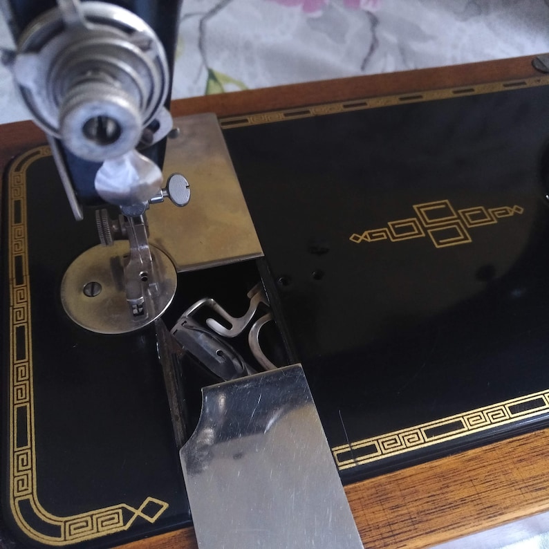 Antique Hand Crank Sewing Machine, Singer Model No. 28K in a Nice Case ...