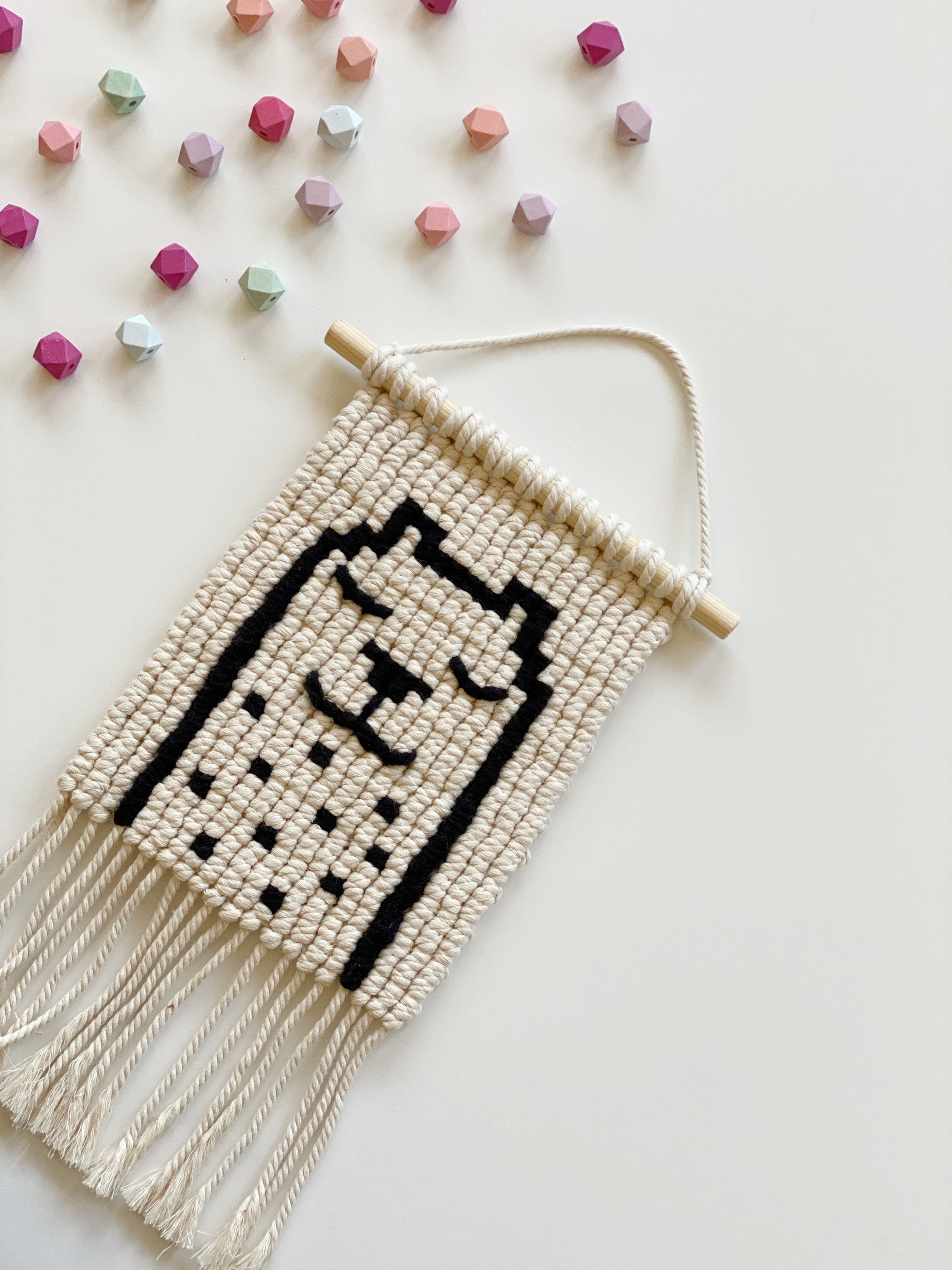 Macrame bear wall hanging Macrame tapestry kids nursery - Etsy.de