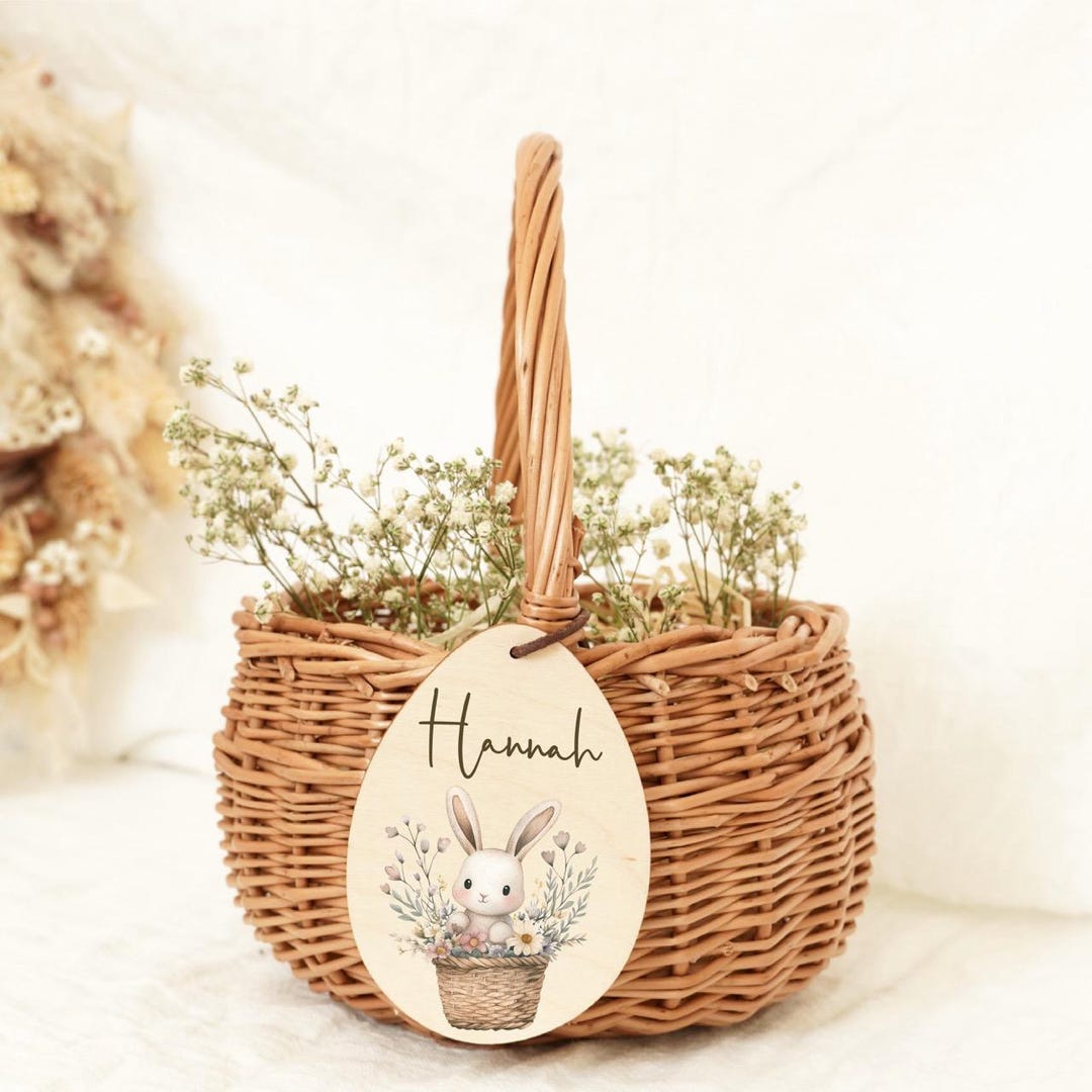 Gepersonaliseerde paasmand met hanger en mand | Paashaas in het gras ...