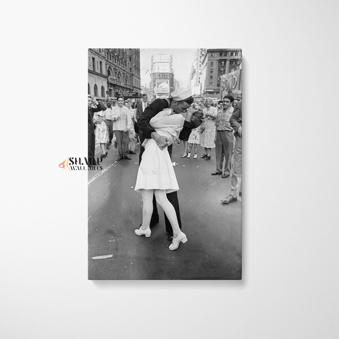Sailor Kissing Nurse in Times Square Black and White Canvas Wall Art ...