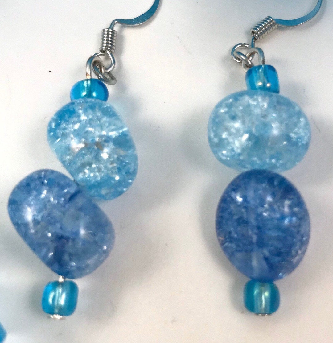 Pendientes de cristal craquelado azul hielo. Americano hecho en los EE ...