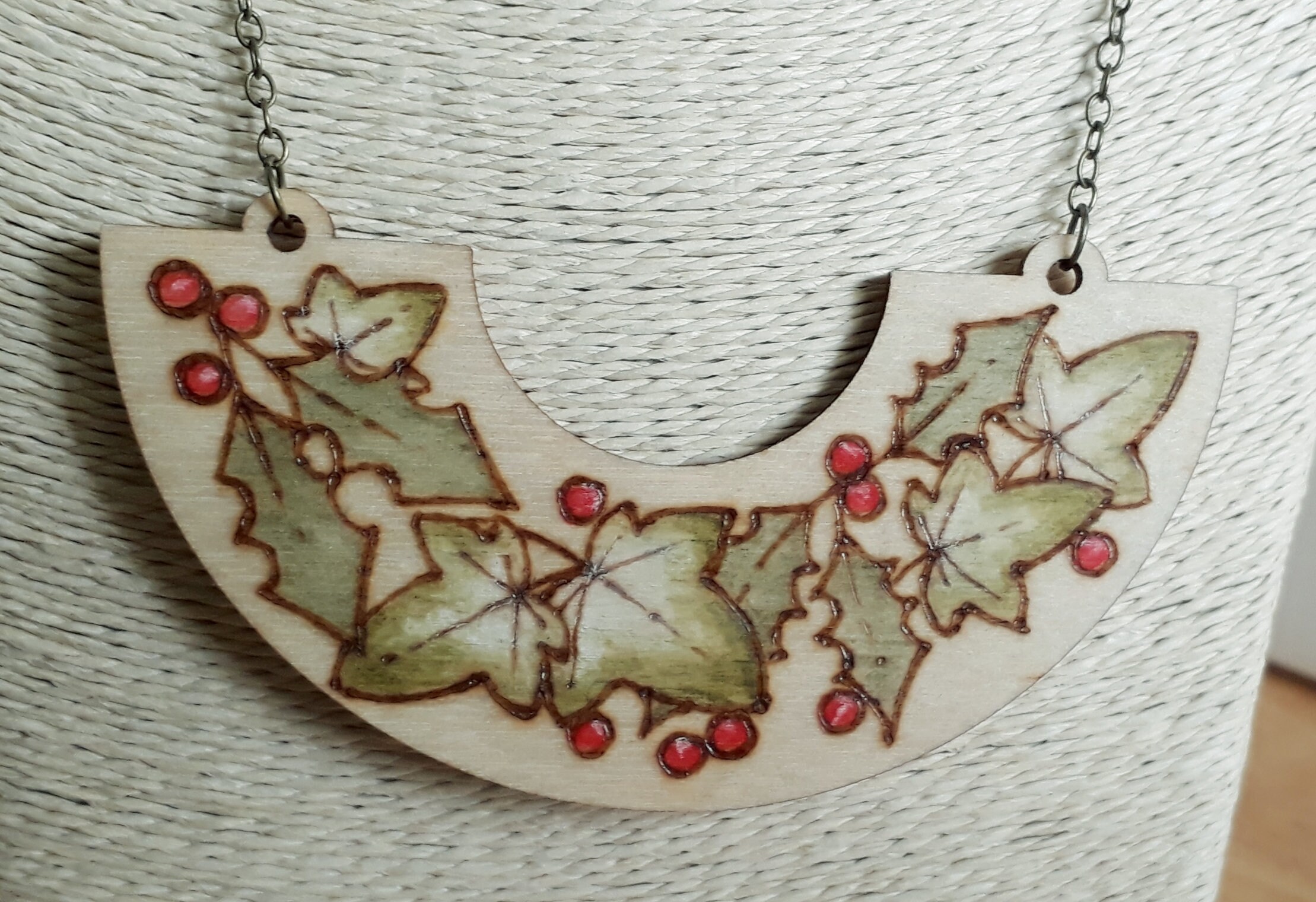 Pyrography holly & ivy wooden pendant - Etsy Italia