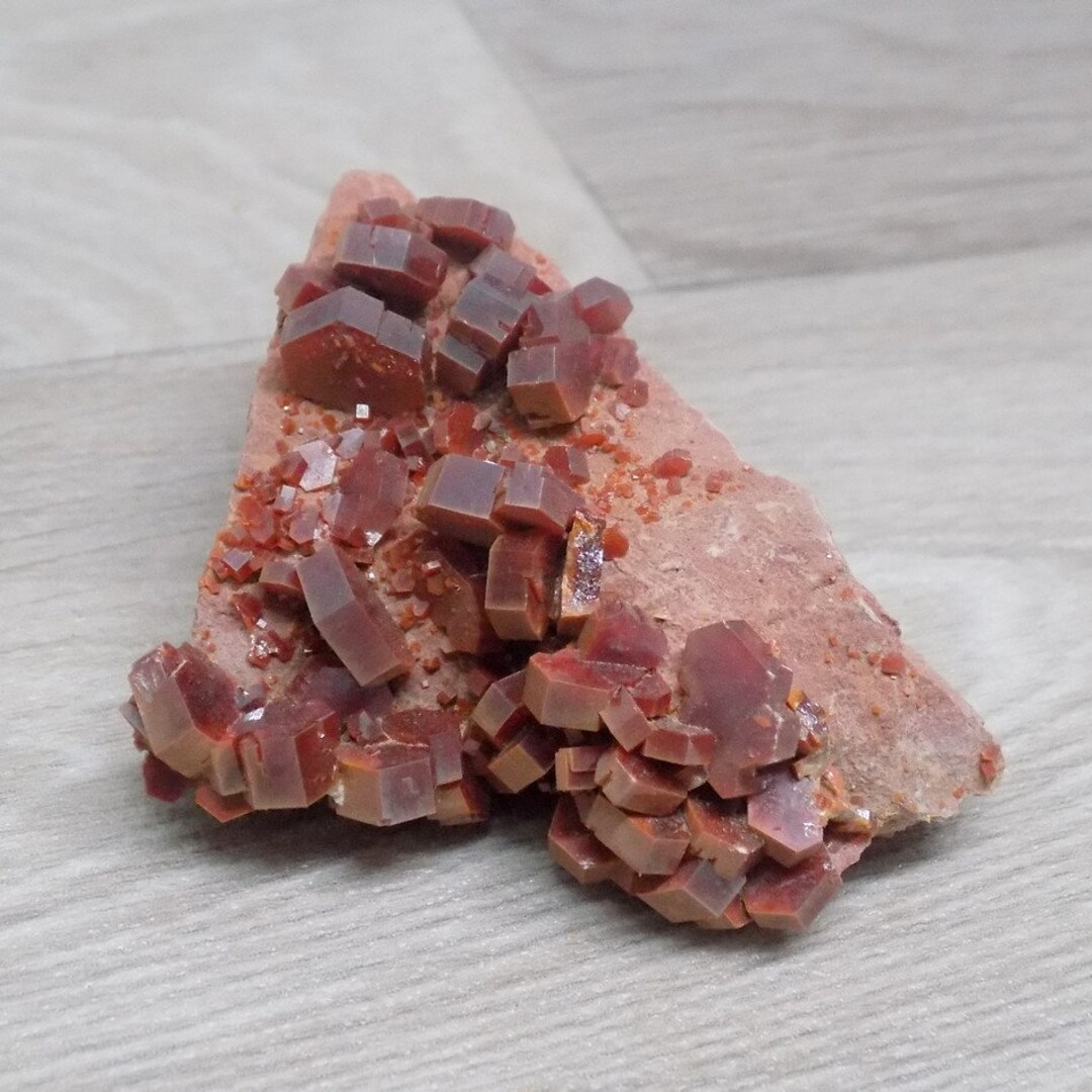 Cristaux de vanadinite sur gangue, 83g - Etsy France
