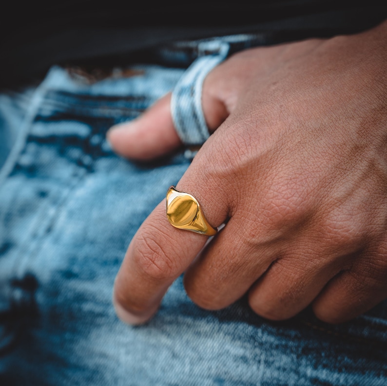 Mens Ring - 18K Gold Smooth Signet Ring Men - Oval Gold Pinky Ring ...