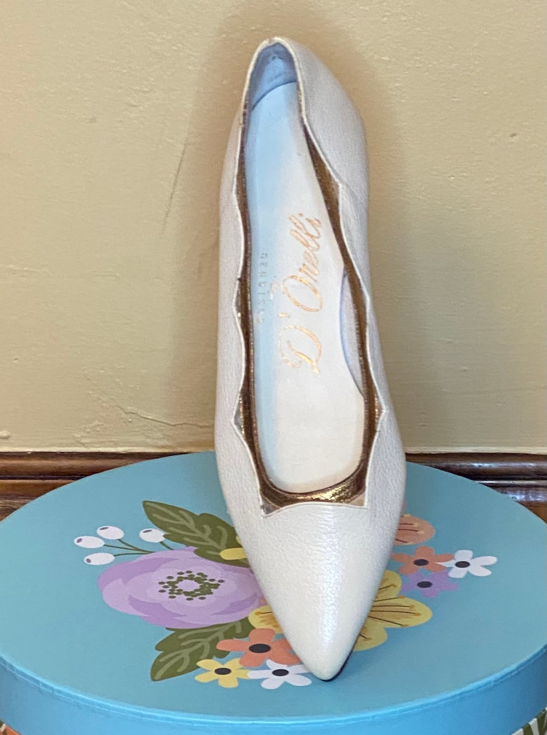 Vintage 50s/60s White and Gold Leather Pointed Toe Flats by D’orelli ...