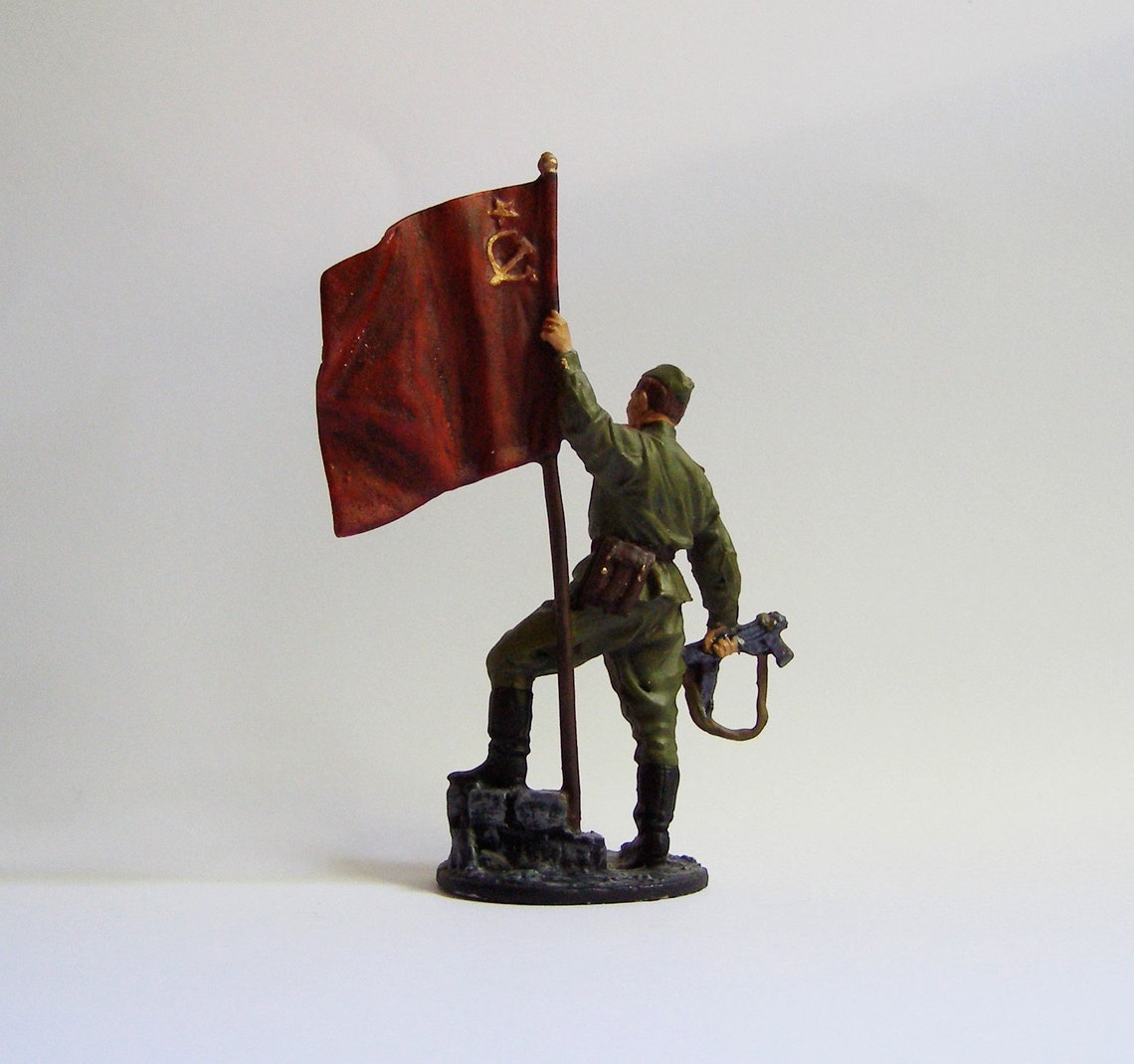 Toy Soldiers Action Figurines Soviet Soldier With Flag World War II WW2 ...