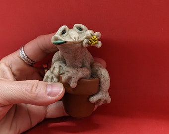 Vintage Faux Granite MINIATURE FROG Figurine Cute Smiling Frogs Made of ...