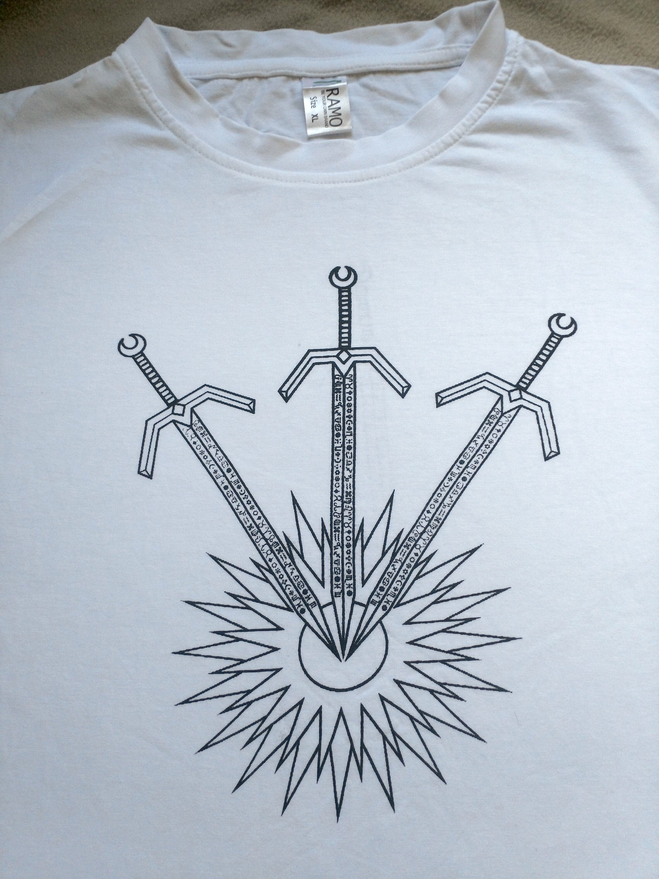 Choque de espadas. Camiseta gráfica serigrafiada unisex. - Etsy España