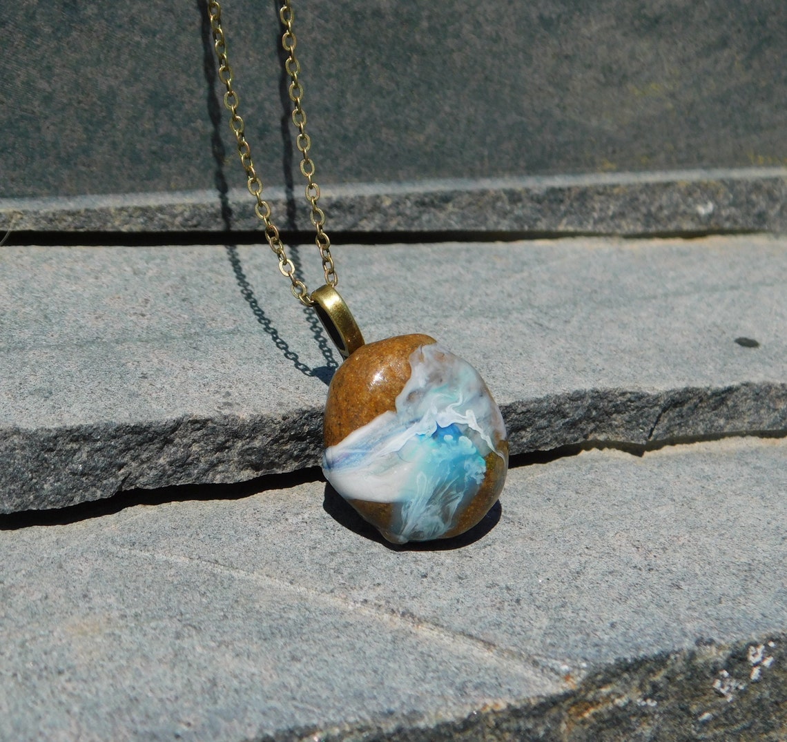 Resina de color azul azul azulado en el collar colgante | Etsy