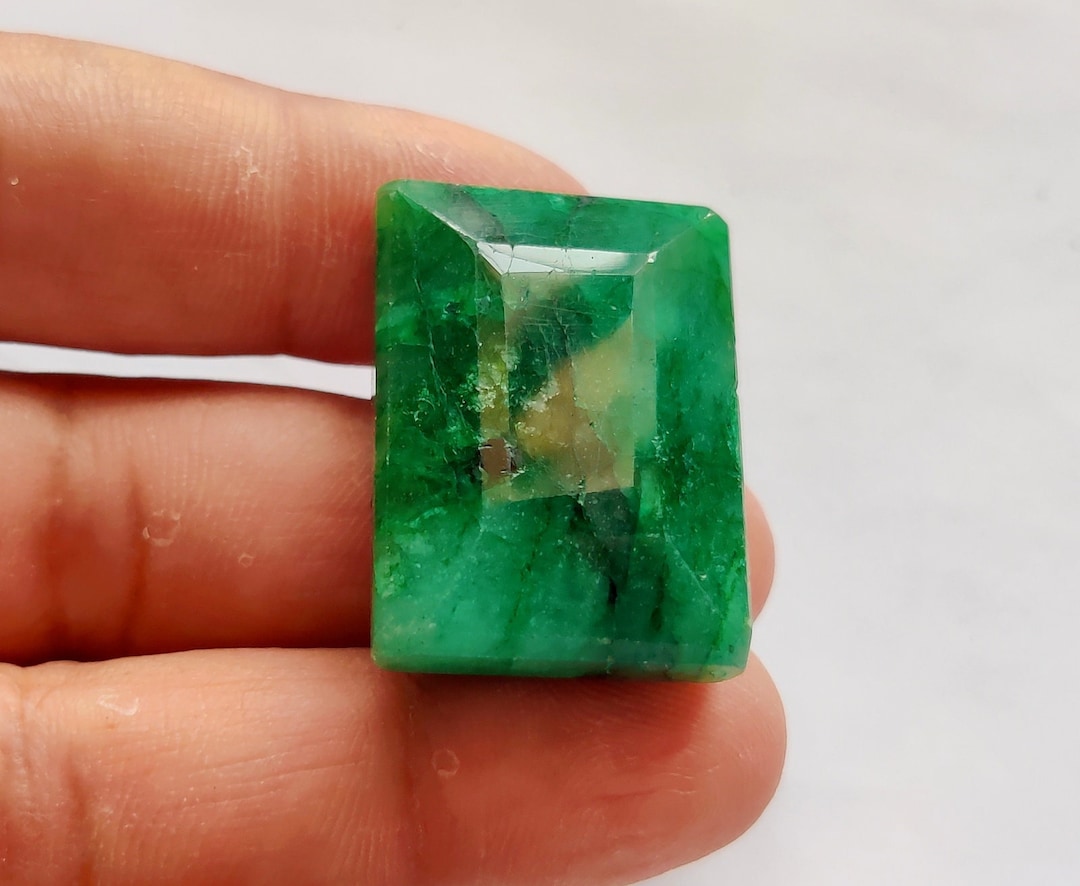 Green Emerald Corundum Gemstone 100ct Good Quality Emerald Corundum ...