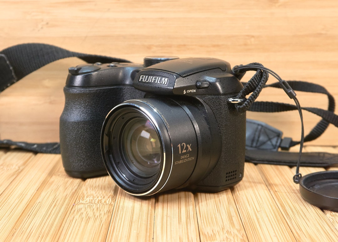 Fujifilm Finepix S1500 10MP Digital Camera, 12x Optical Zoom, Dual ...