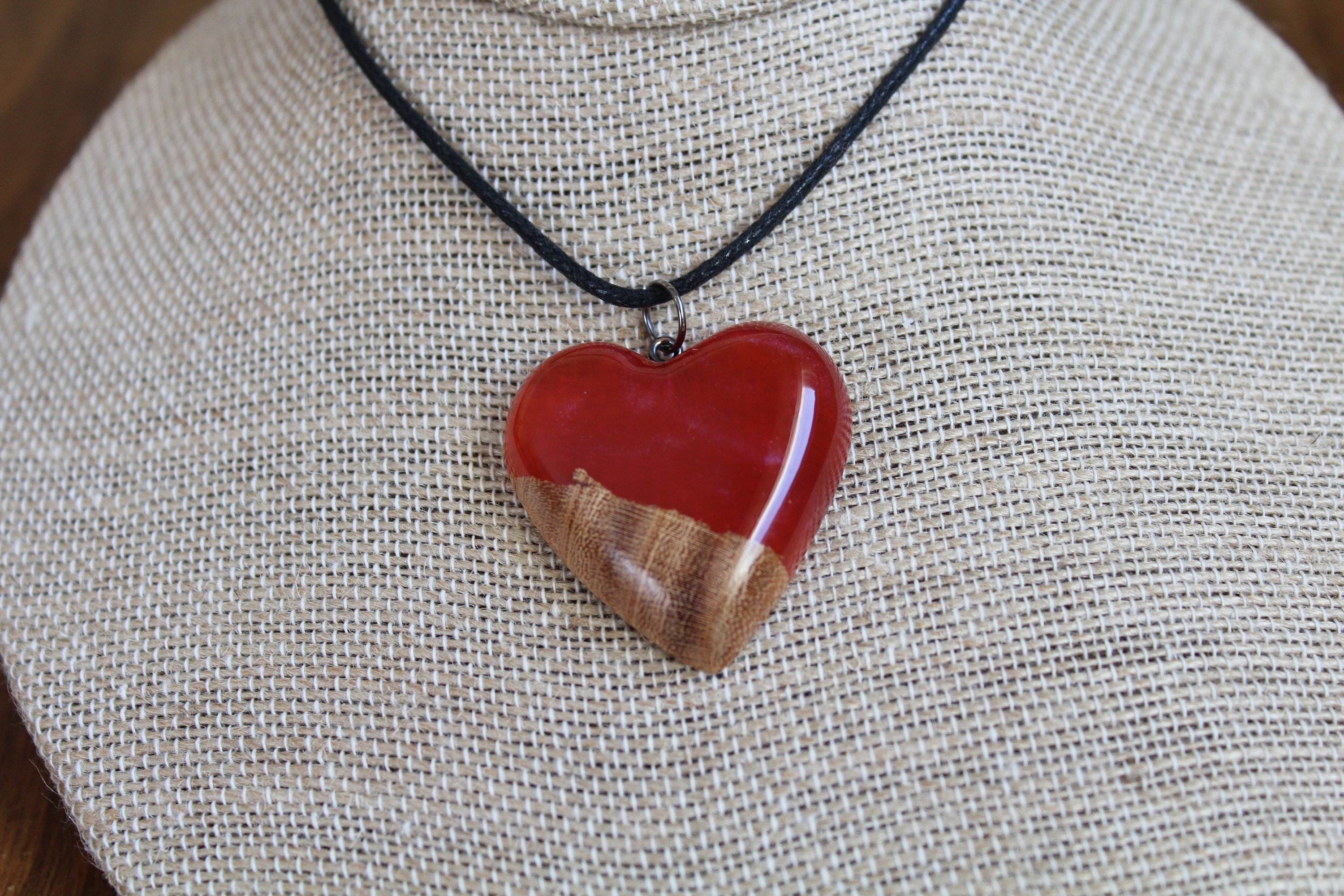 Collar de corazón de madera y resina - Etsy España