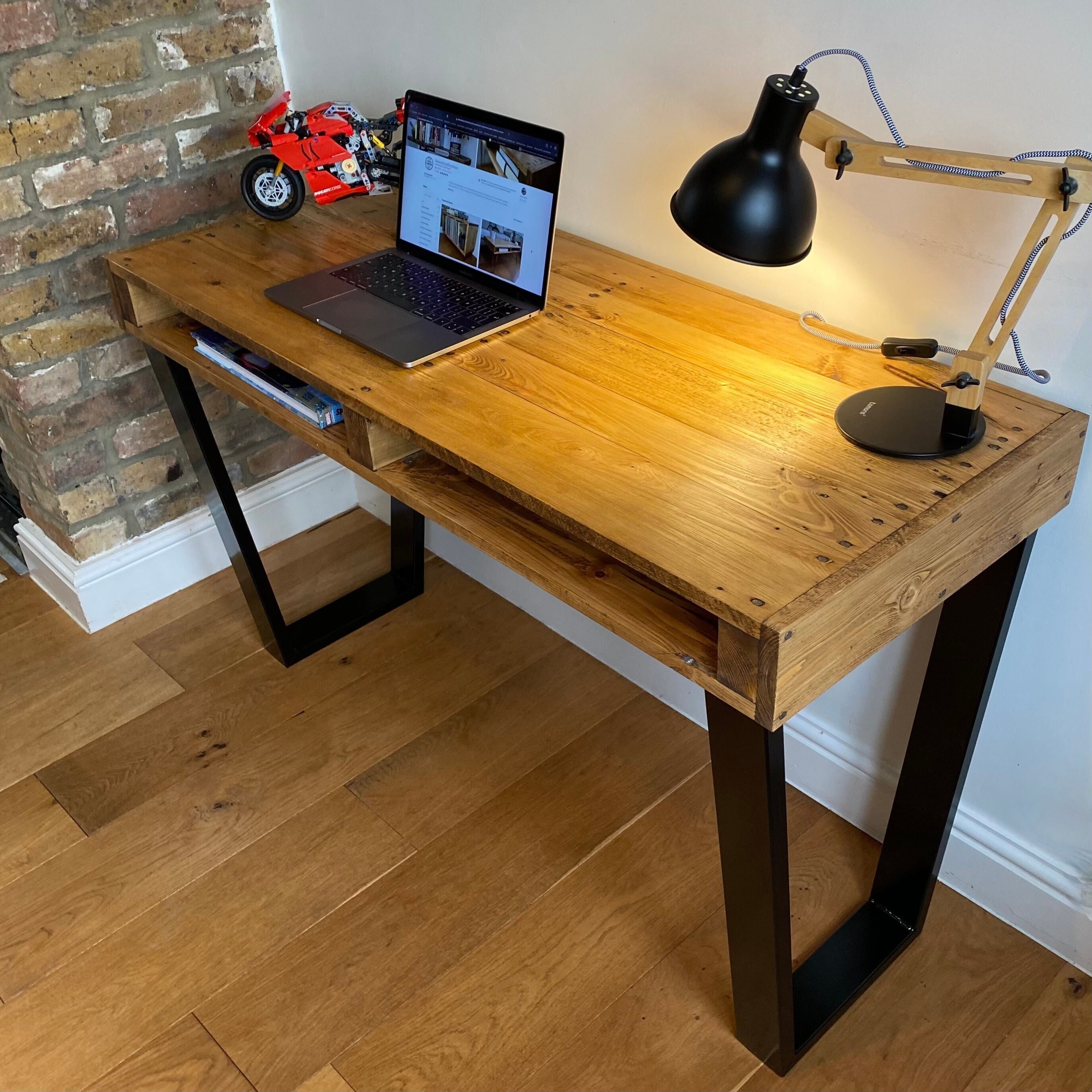 Reclaimed Pallet Wood Desk