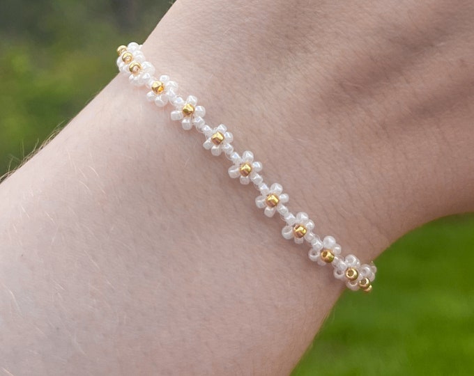 White and Gold Daisy Adjustable Bead Bracelet | Adjustable Daisy ...