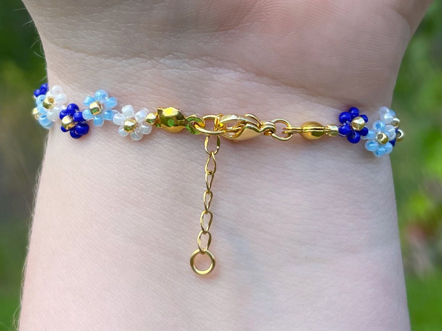 Blue and White Zig Zag Daisy Adjustable Bead Bracelet | Daisy Bead ...