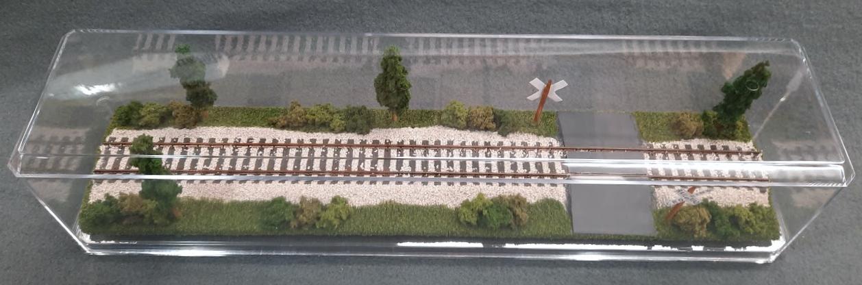 HO Scale 16" Single Track- Train DISPLAY Case-summer Scene-w/ Railroad ...