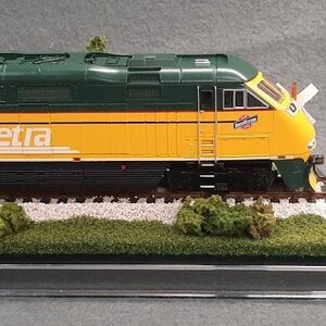 HO Scale 16" Single Track- Train DISPLAY Case-summer Scene-w/ Railroad ...