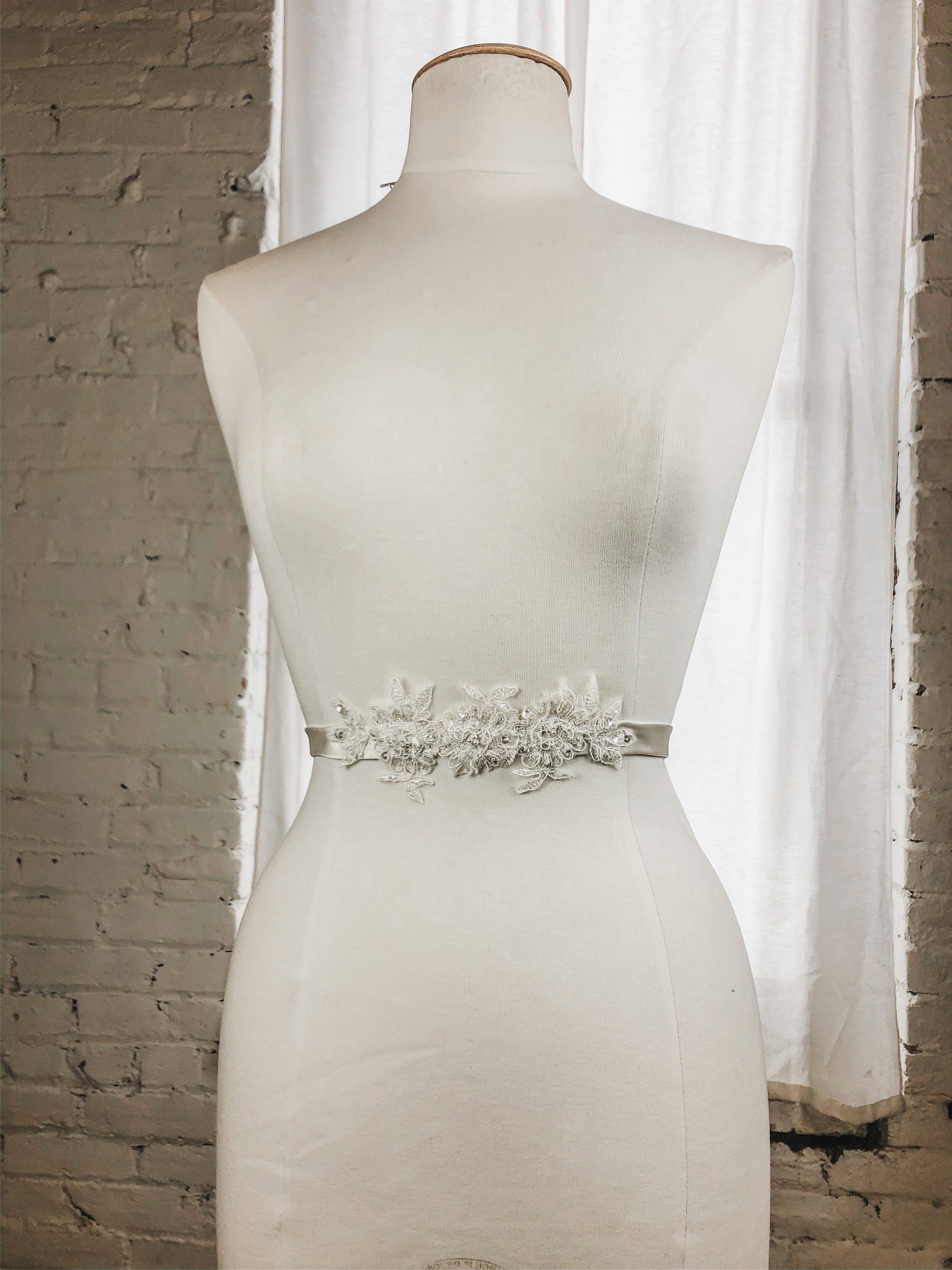 The Megan Bridal Belt, Handbeaded Ivory Lace, 35, Sustainable - Etsy.de