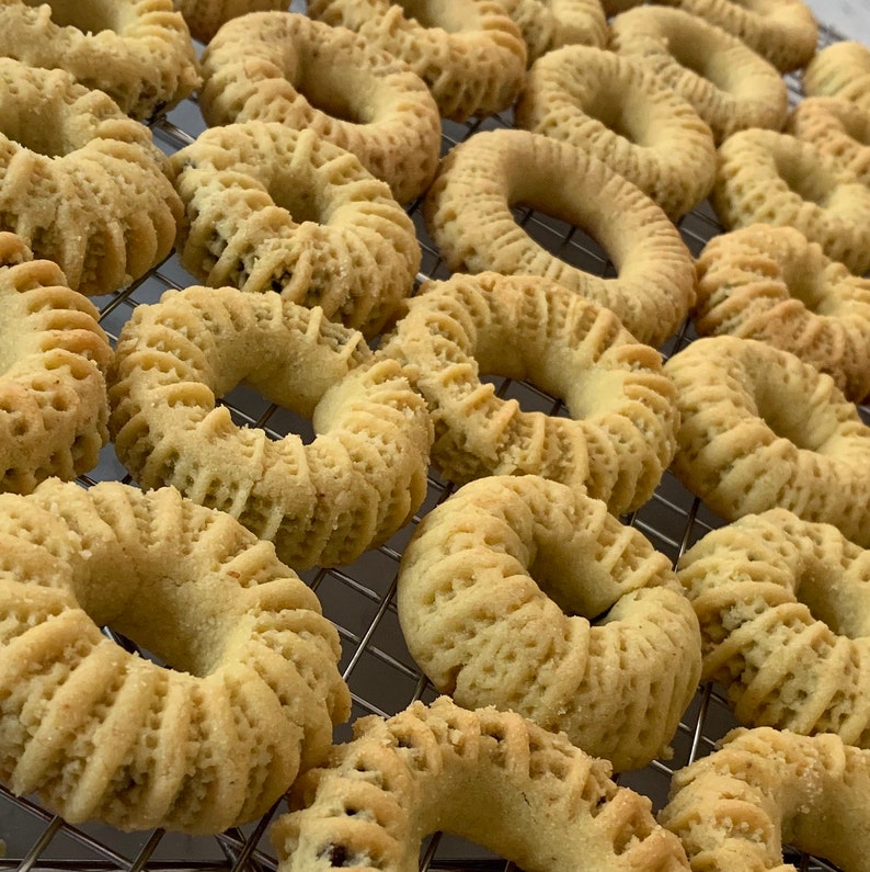Kaak Bi Tamer Maamoul/date Semolina Cookie - Desserts for Showers ...