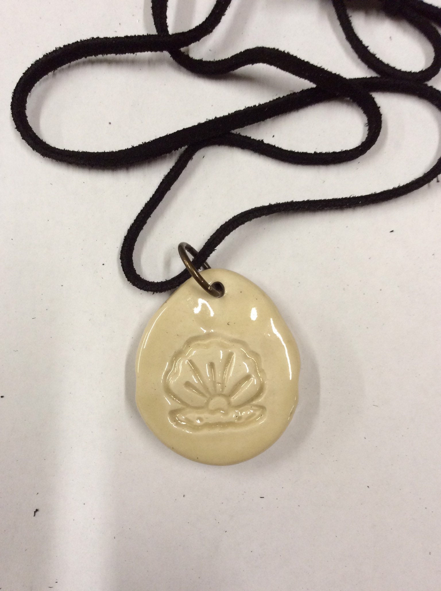 Concha de almeja con diseño de perla cerámica en relieve piedra de humo ...