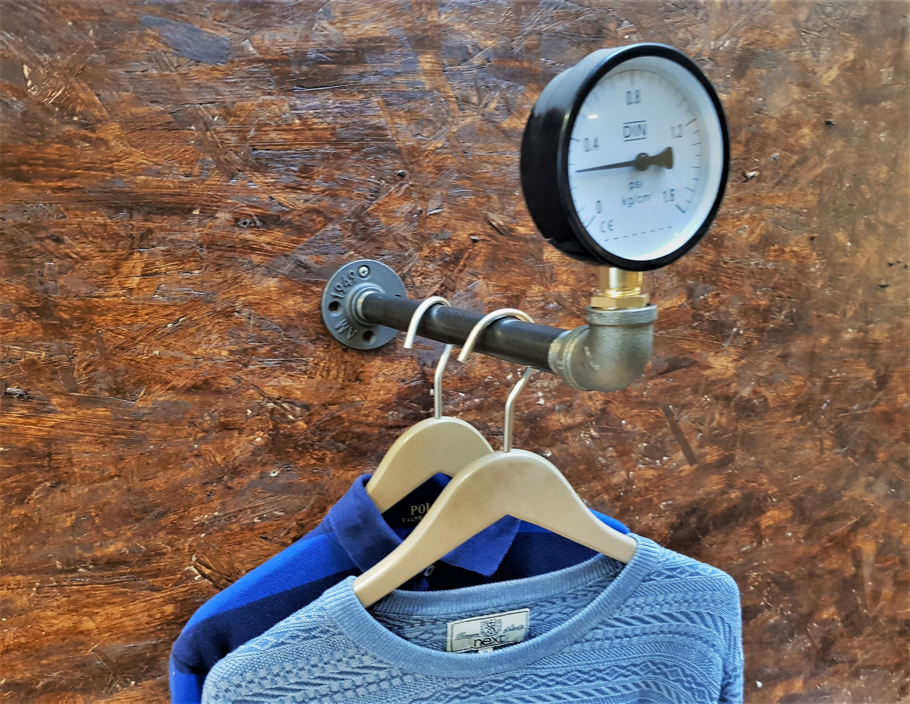 Industrial Shop Display Clothing Rack Garment Wall Mounted Shop Display ...