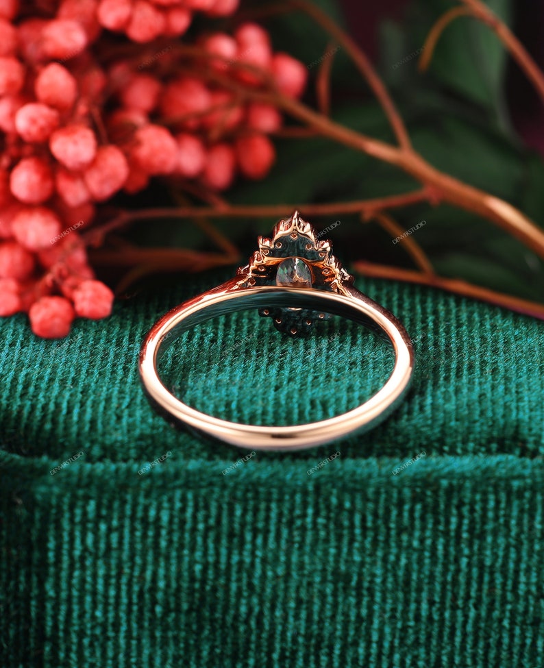 Anillo de compromiso ovalado con halo y diamantes cultivados en ...