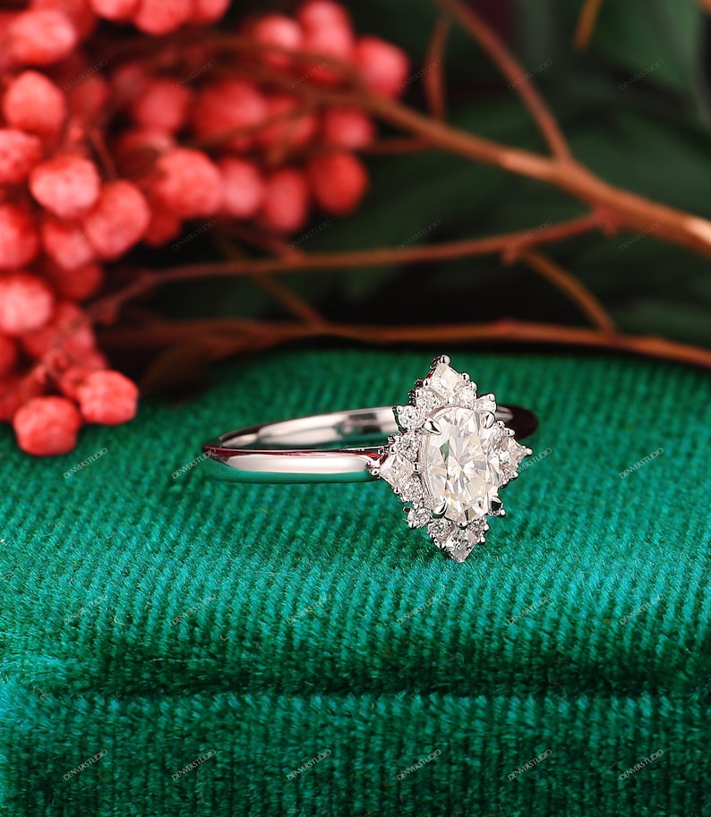 Anillo de compromiso ovalado con halo y diamantes cultivados en ...