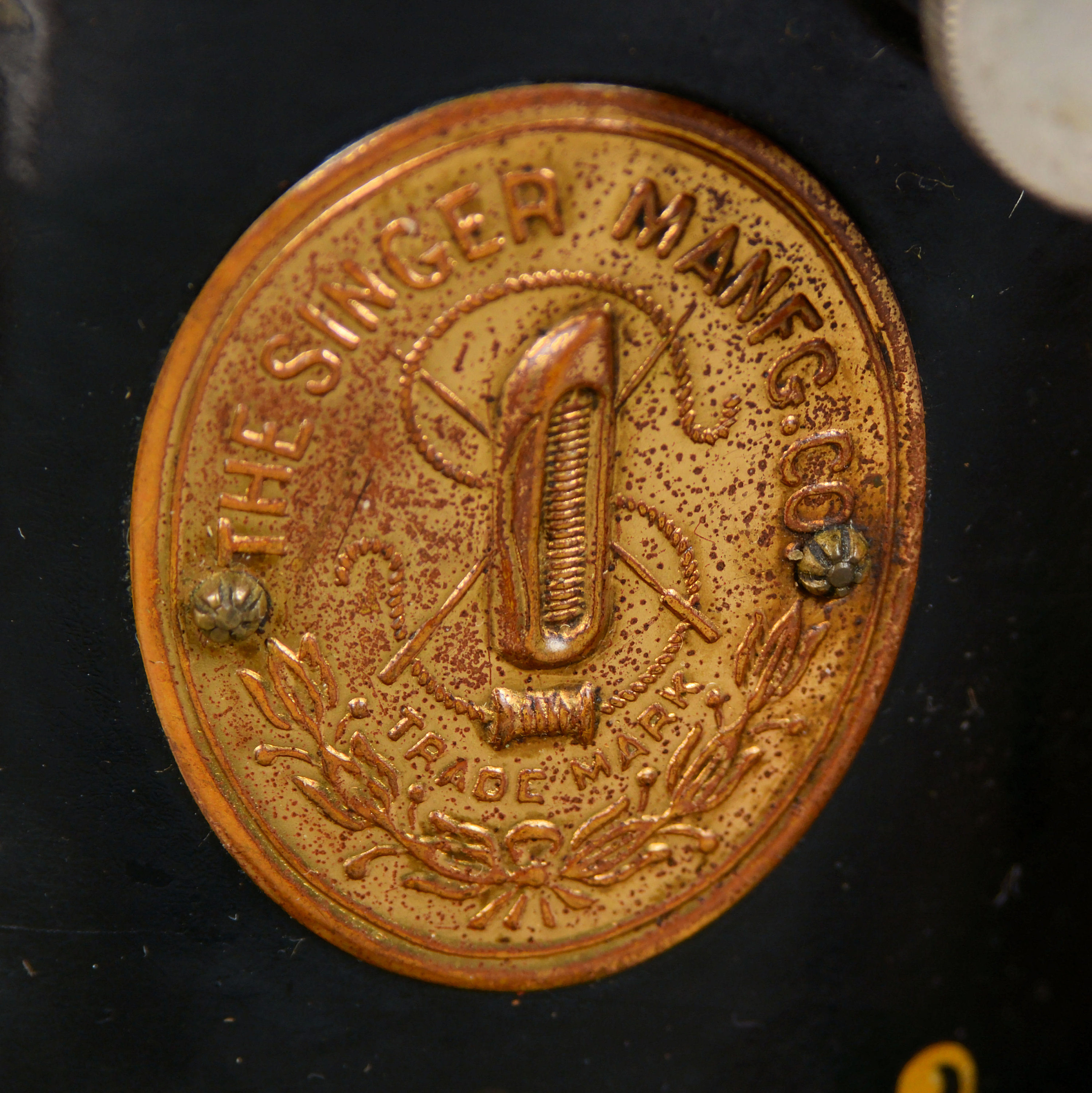 Vintage Hand Crank Singer Sewing Machine With Bentwood Case Cir. 1922 ...