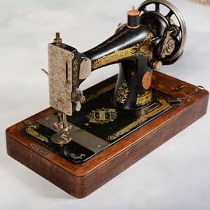 Vintage Hand Crank Singer Sewing Machine With Bentwood Case Cir. 1922 ...
