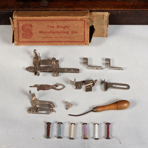 Vintage Hand Crank Singer Sewing Machine With Bentwood Case Cir. 1922 ...