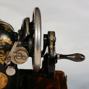 Vintage Hand Crank Singer Sewing Machine With Bentwood Case Cir. 1922 ...