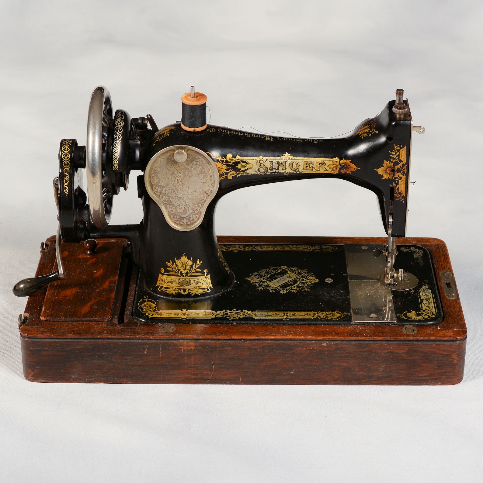 Vintage Hand Crank Singer Sewing Machine With Bentwood Case Cir. 1922 ...