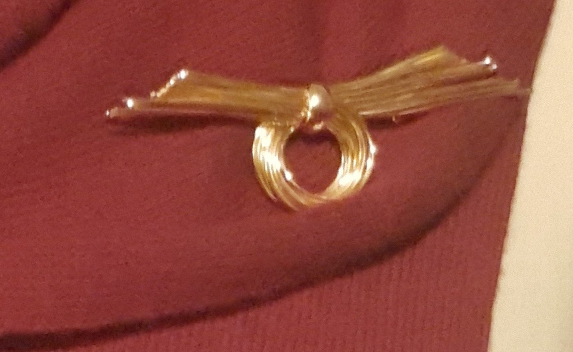 Gold Vintage Wire Brooch - Etsy