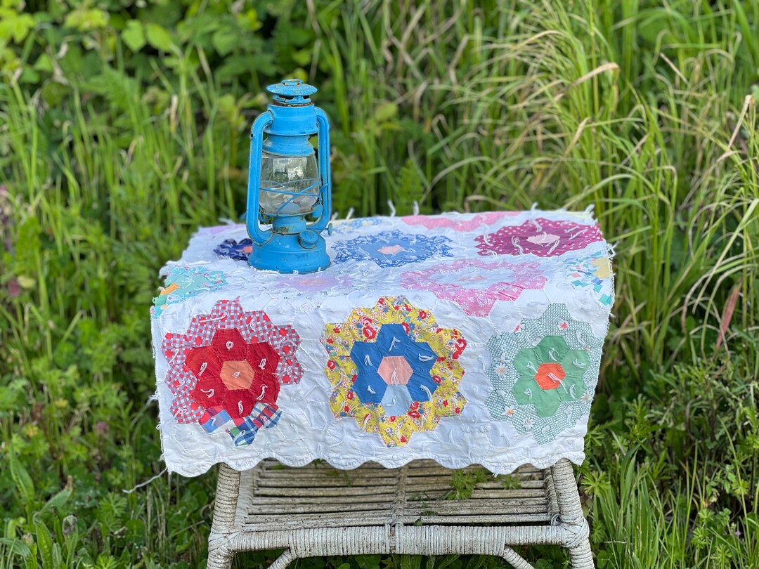 Beautiful Vintage Hand Tied Grandmas Flower Garden Quilt Piece, Shabby ...